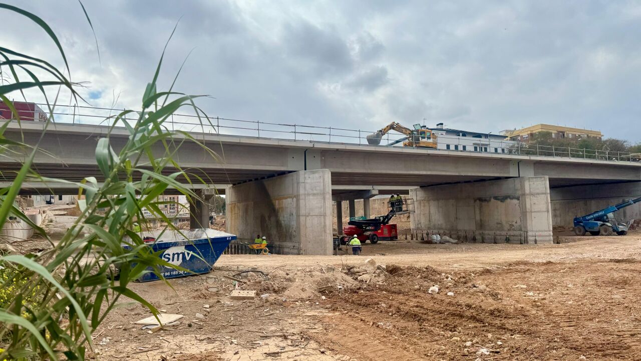 El puente de Metrovalència sobre el Barranco del Poyo en Paiporta ...