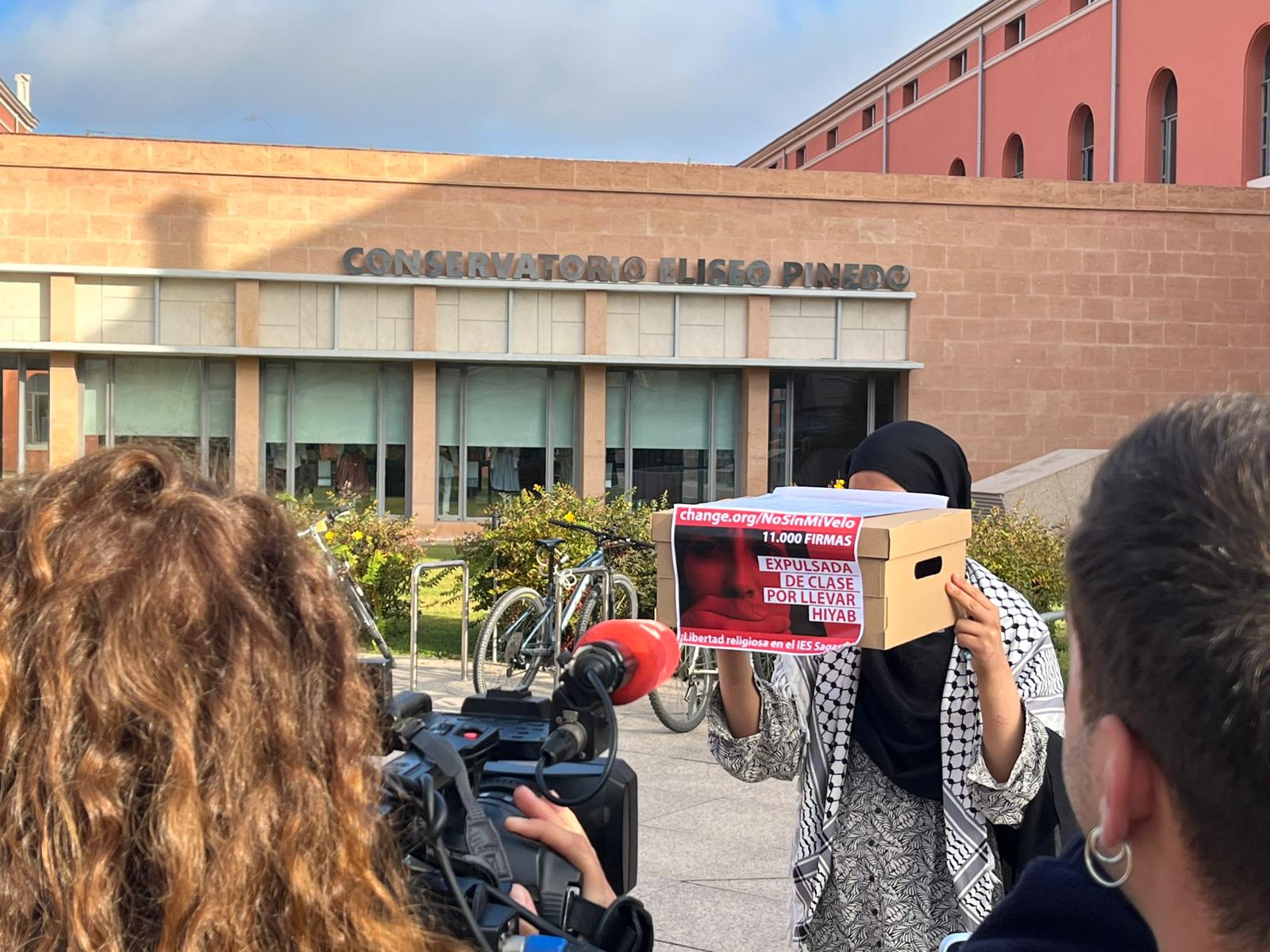 Eman Akram entrega 11.200 firmas en Educación por la prohibición del ...