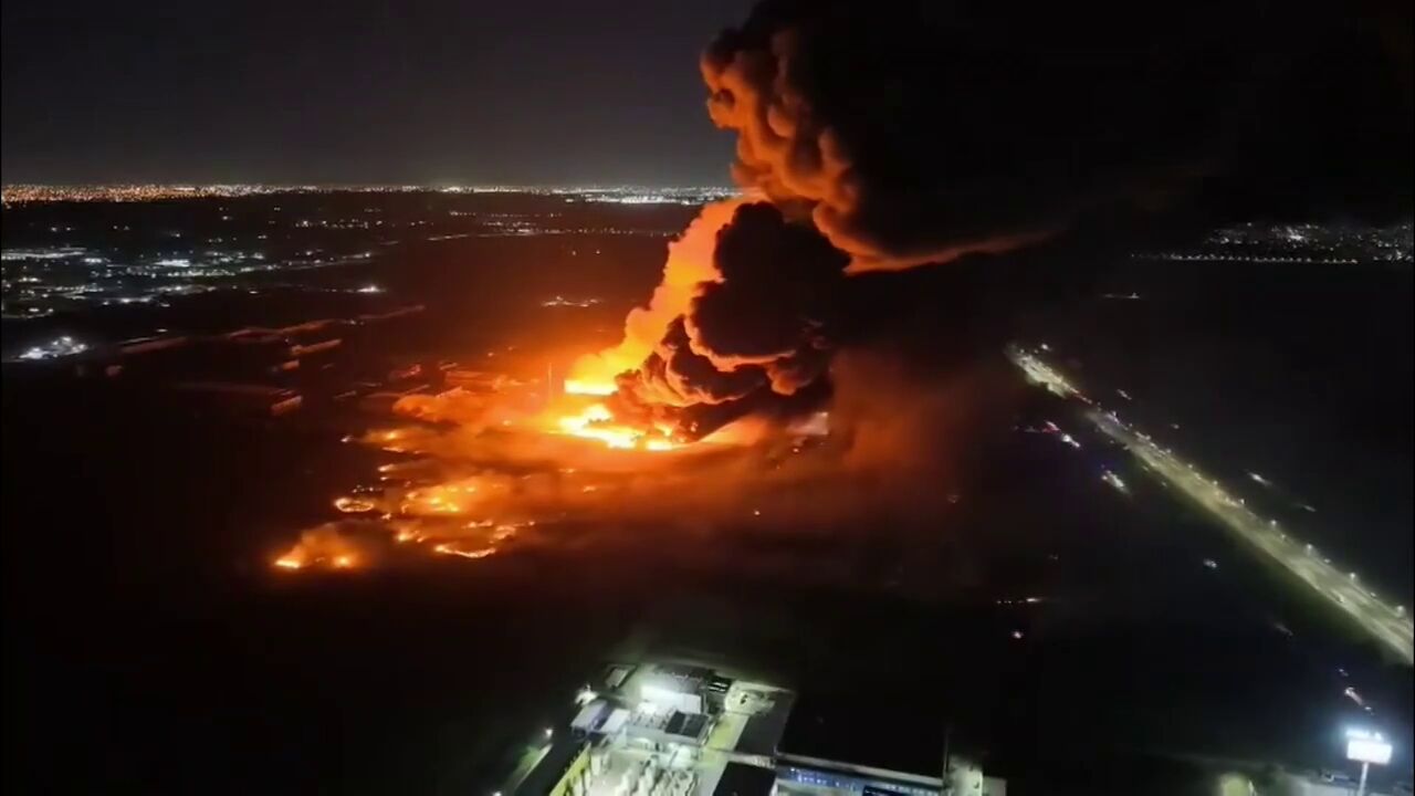 El vídeo de la fuerte explosión y el incendio en una planta química ...
